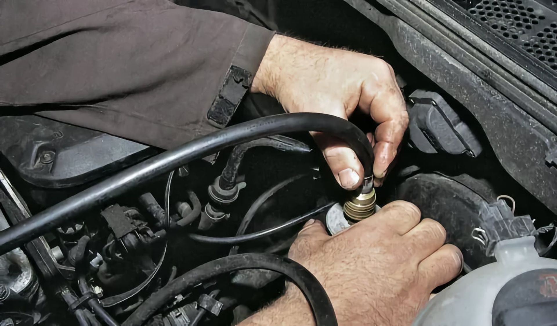 El consejo de un mecánico, que nos dice cómo comprobar el líquido de ...