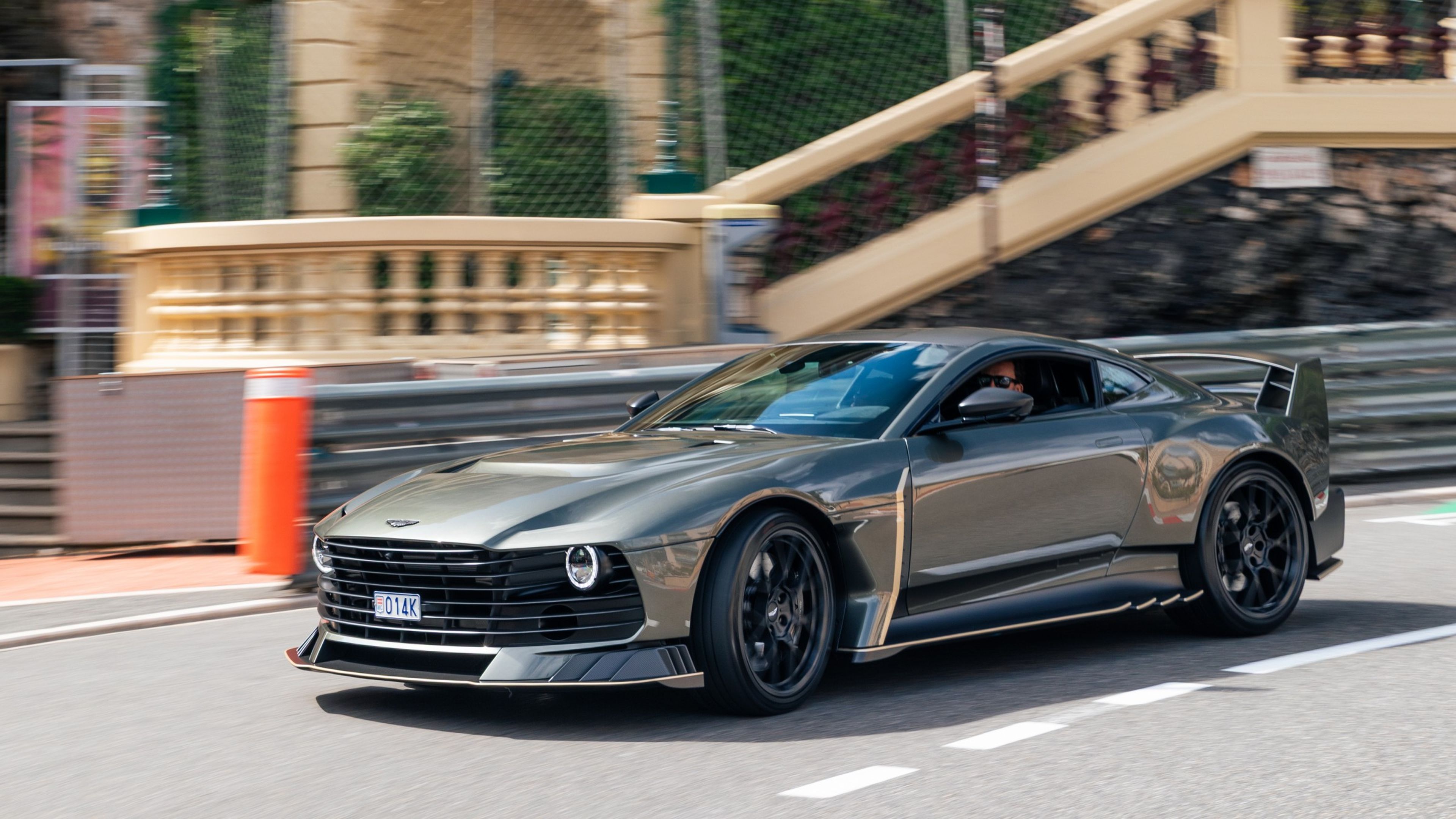 Fernando Alonso estrena su ultraexclusivo Aston Martin Valiant por las ...