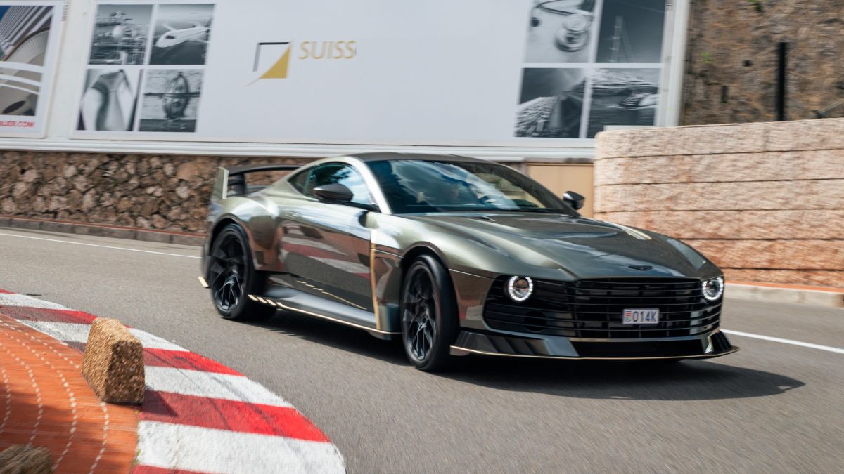 Fernando Alonso estrena su ultraexclusivo Aston Martin Valiant por las ...