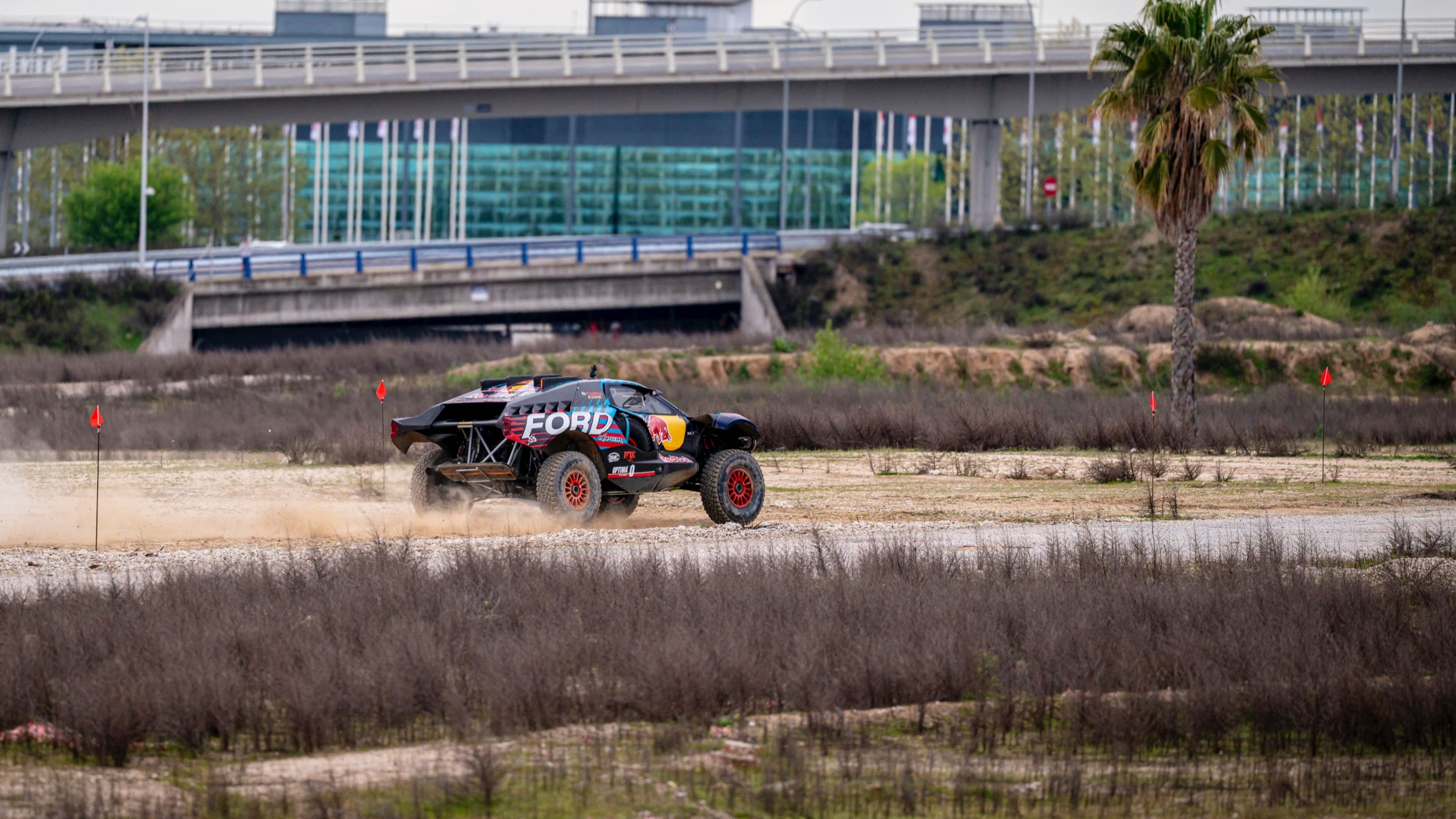 Carlos Sainz 'fusiona' Fórmula 1 y Dakar en su primera vuelta al Circuito de Madrid con su Ford ...