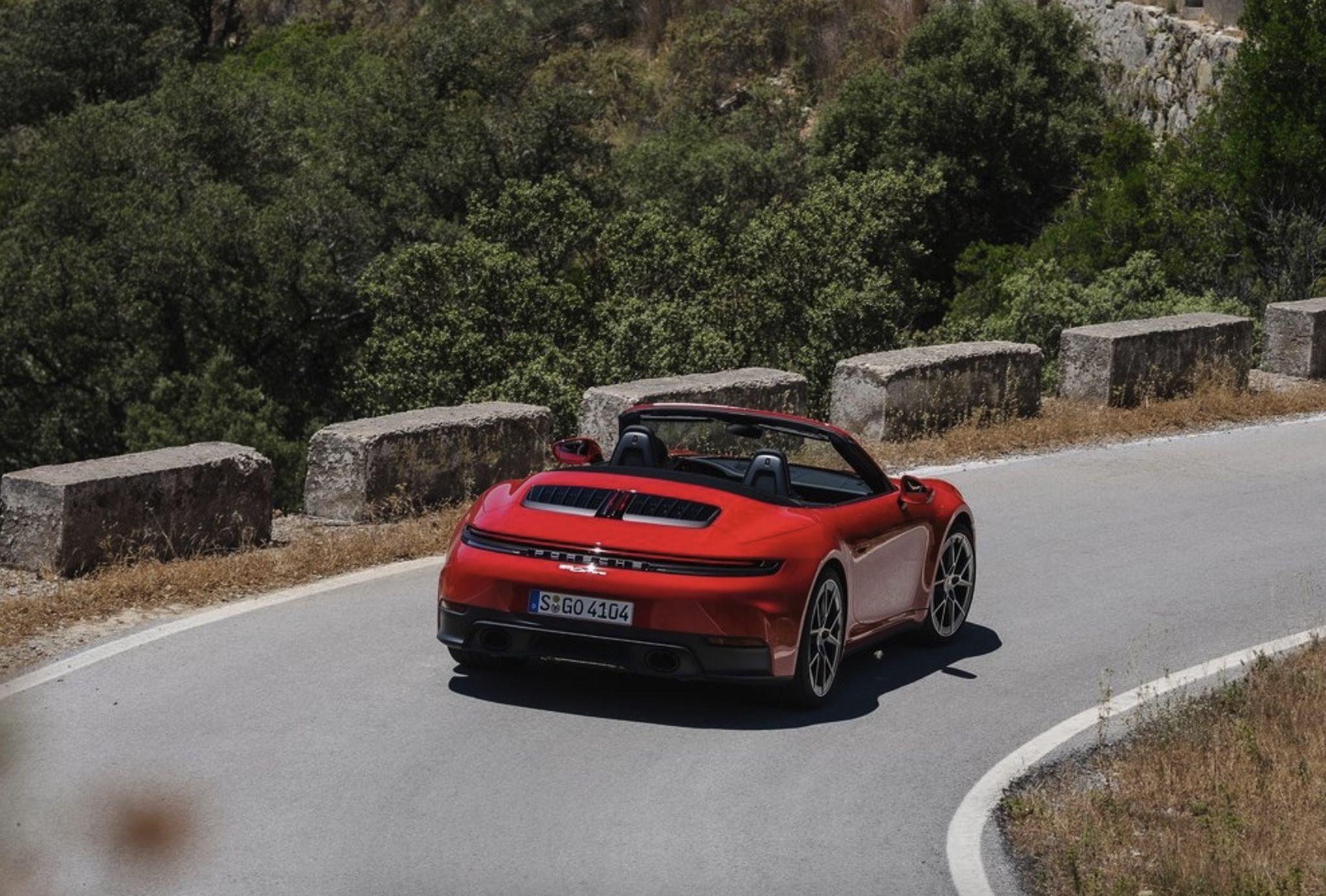 ¡En VÍDEO! Probamos el Porsche 911 Carrera Cabrio 2025, para despeinarte con el pulso por las nubes