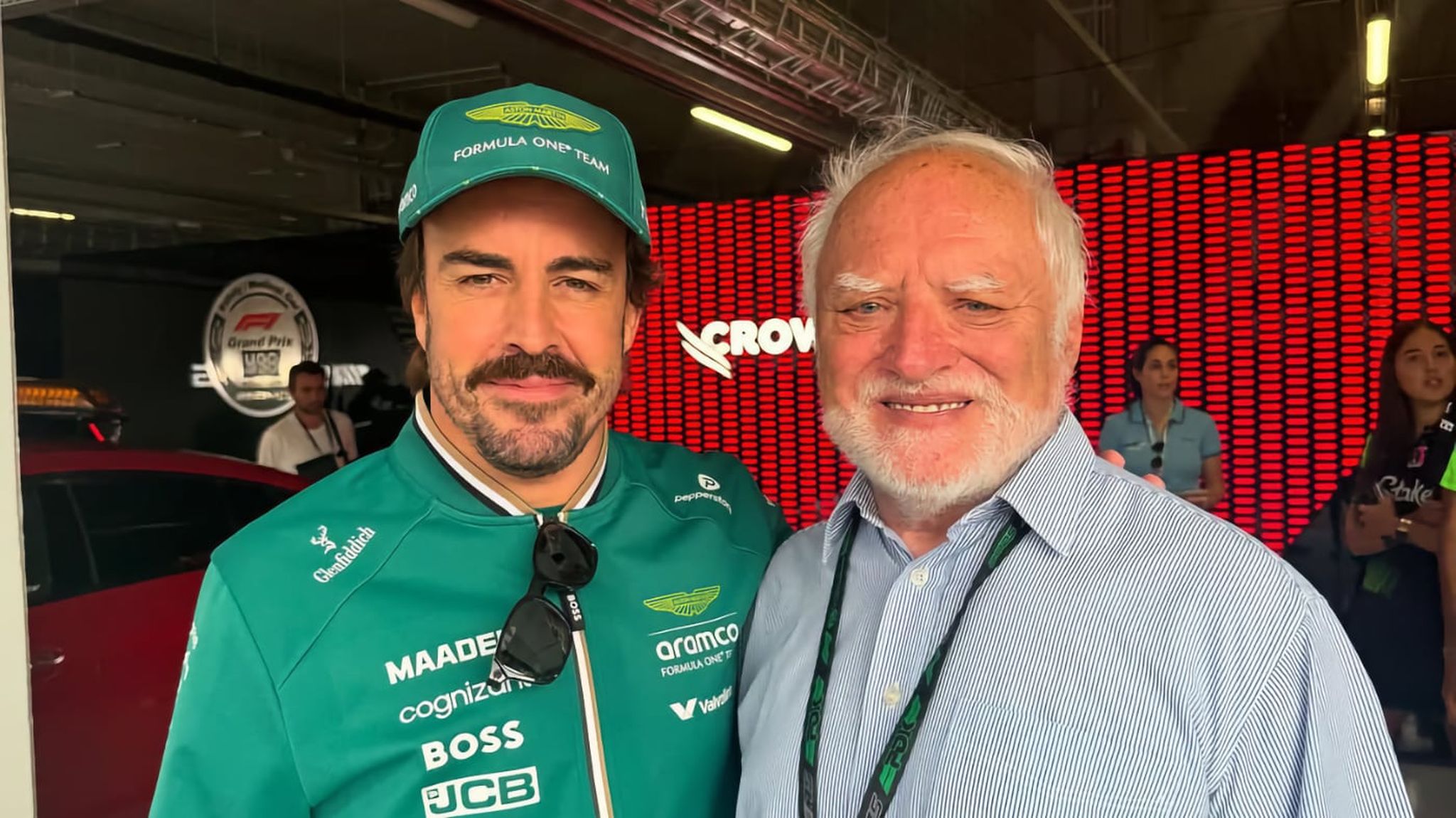 Fernando Alonso se fotografía con el hombre más famoso de todo Internet ...