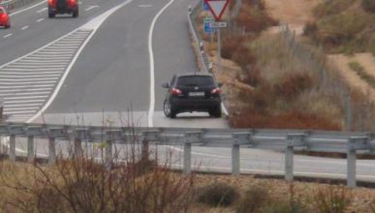 Circular por el arcén,¿cuándo está permitido? -- Autobild.es