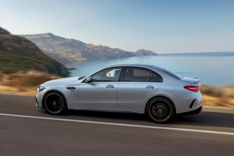 Mercedes-AMG C 63 S E Performance 2023: la nueva berlina deportiva híbrida enchufable con motor ...