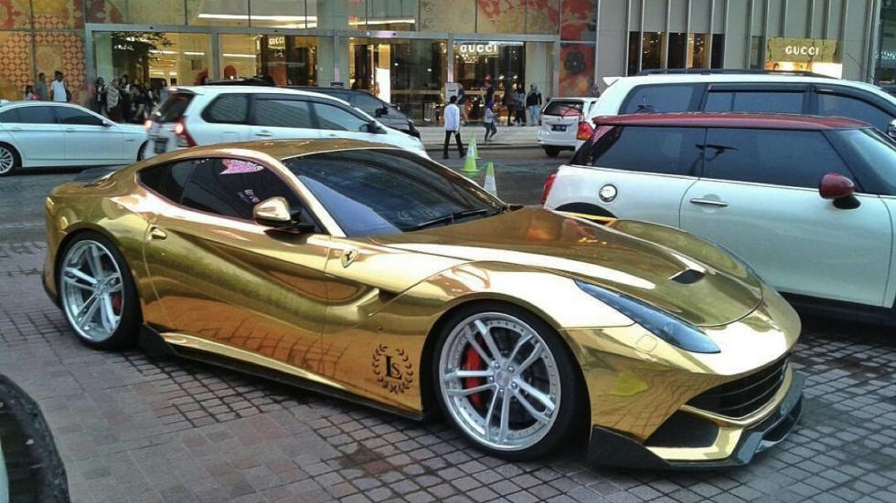 Un Ferrari F12 'bañado' en oro, pillado en Indonesia -- Autobild.es