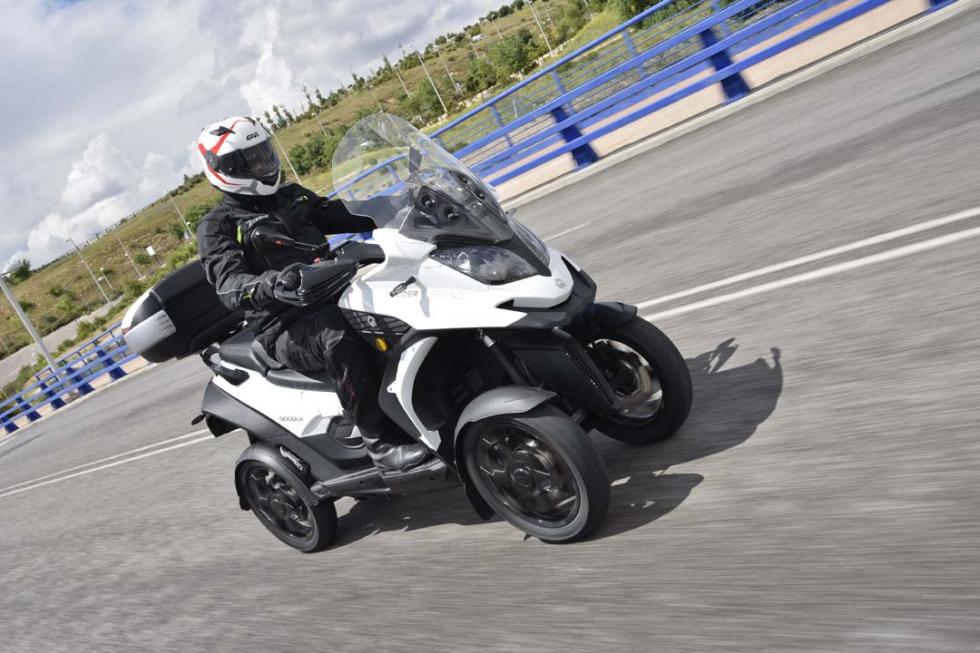 Prueba Quadro Qooder: la nueva moto de cuatro ruedas y carnet B -- Motos -- Autobild.es