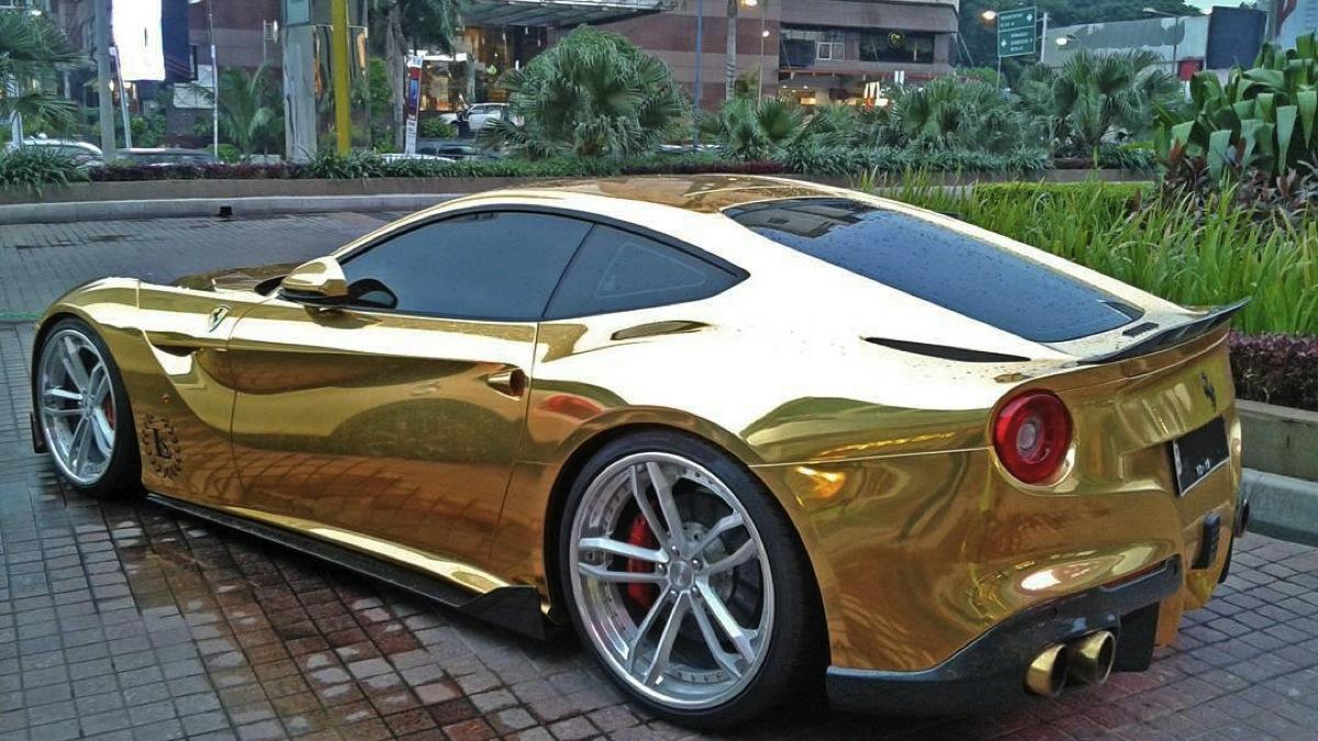 Un Ferrari F12 'bañado' en oro, pillado en Indonesia -- Autobild.es